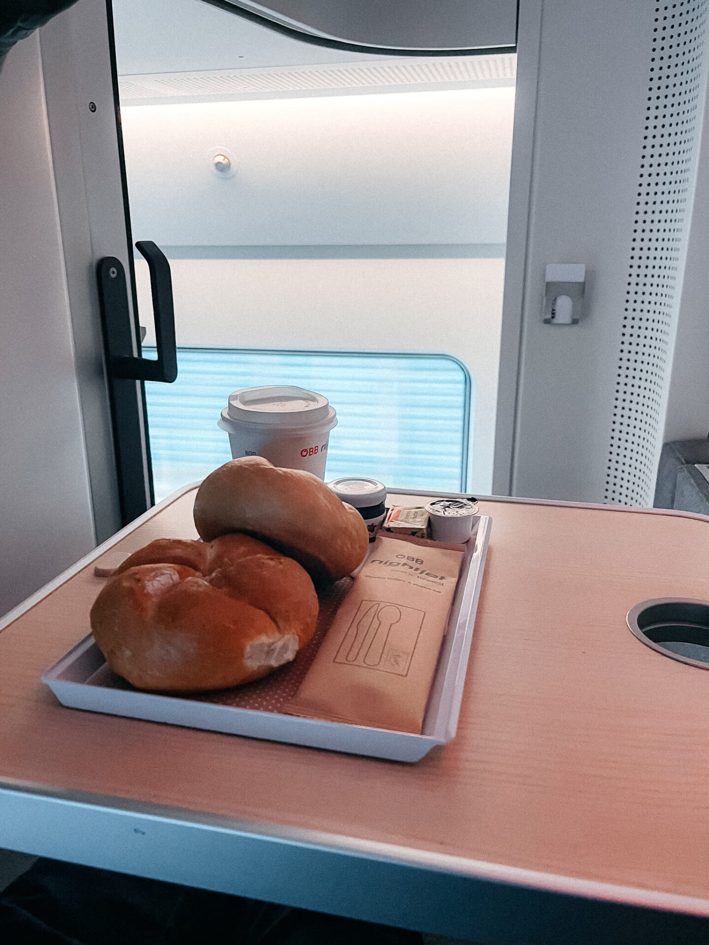 Schlafen auf Schienen: Eine Nacht in der Mini-Cabin im ÖBB Nightjet - Freundin von Welt